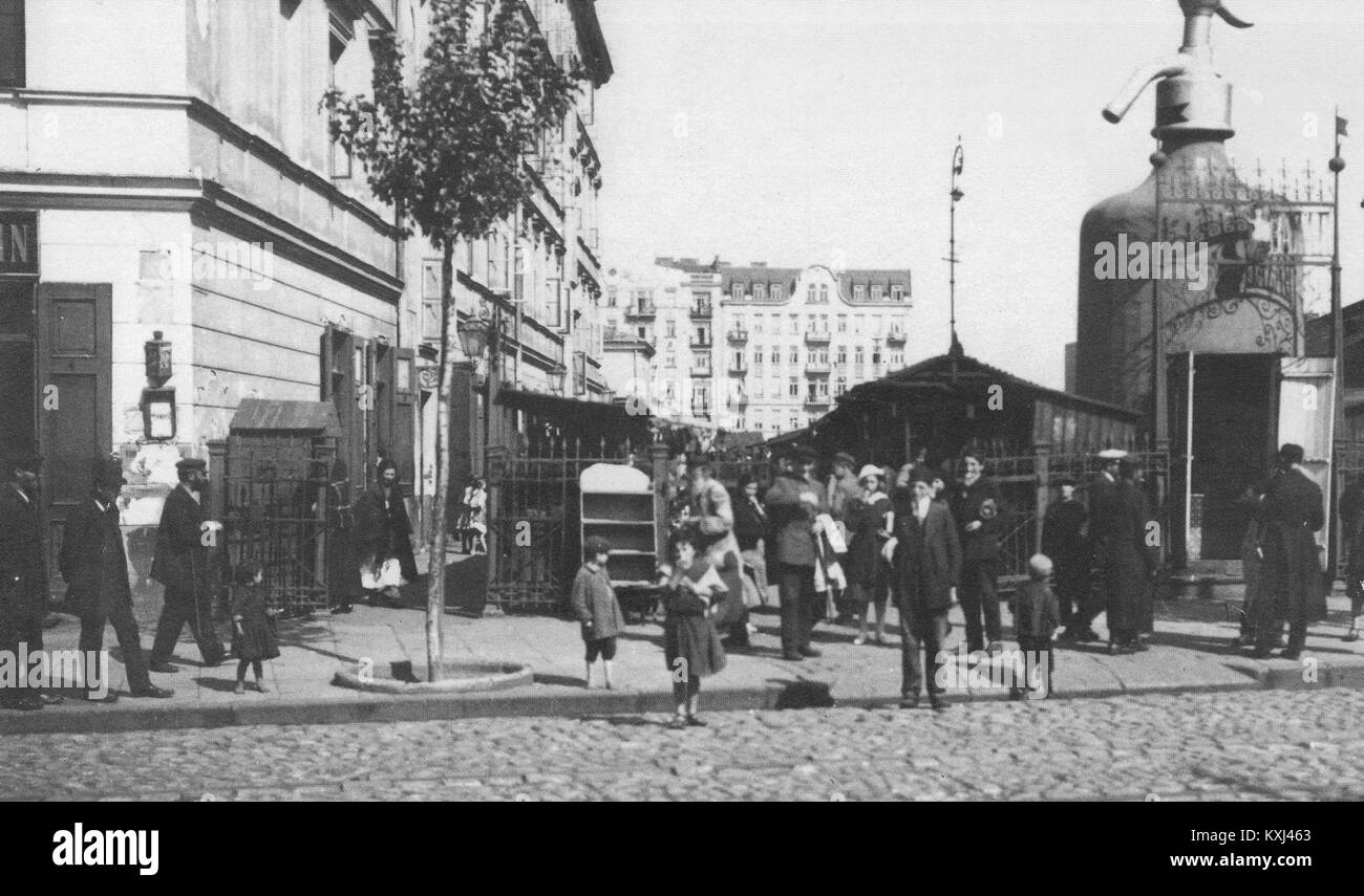 This historical photograph shows the entrance to the Różycki Bazaar in ...