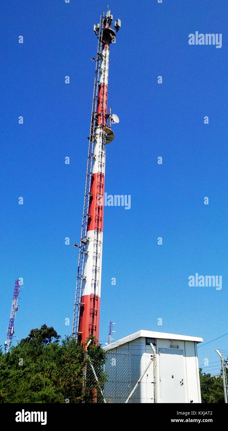 This image features a mobile antenna (antena móvil R), typically used ...