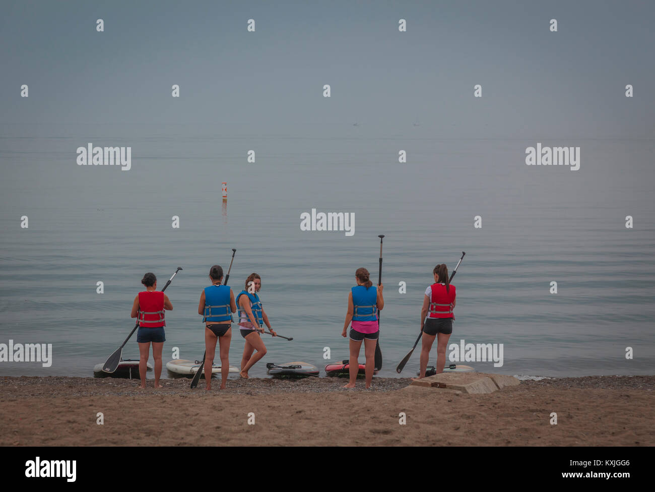 Girls on paddle boards hi-res stock photography and images - Alamy