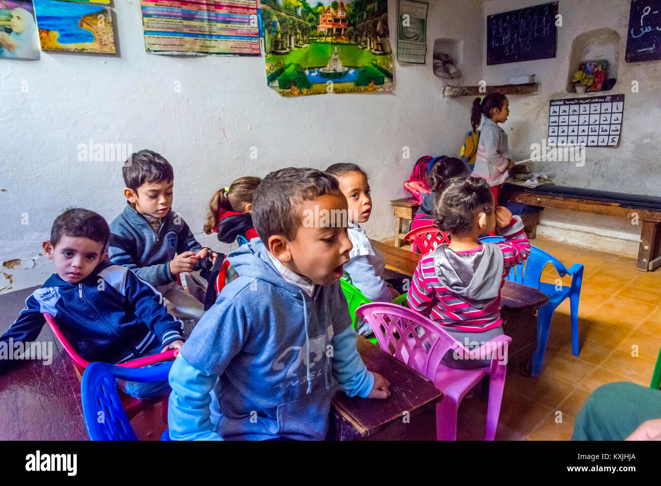 Arabic children in school classroom hi-res stock photography and images ...
