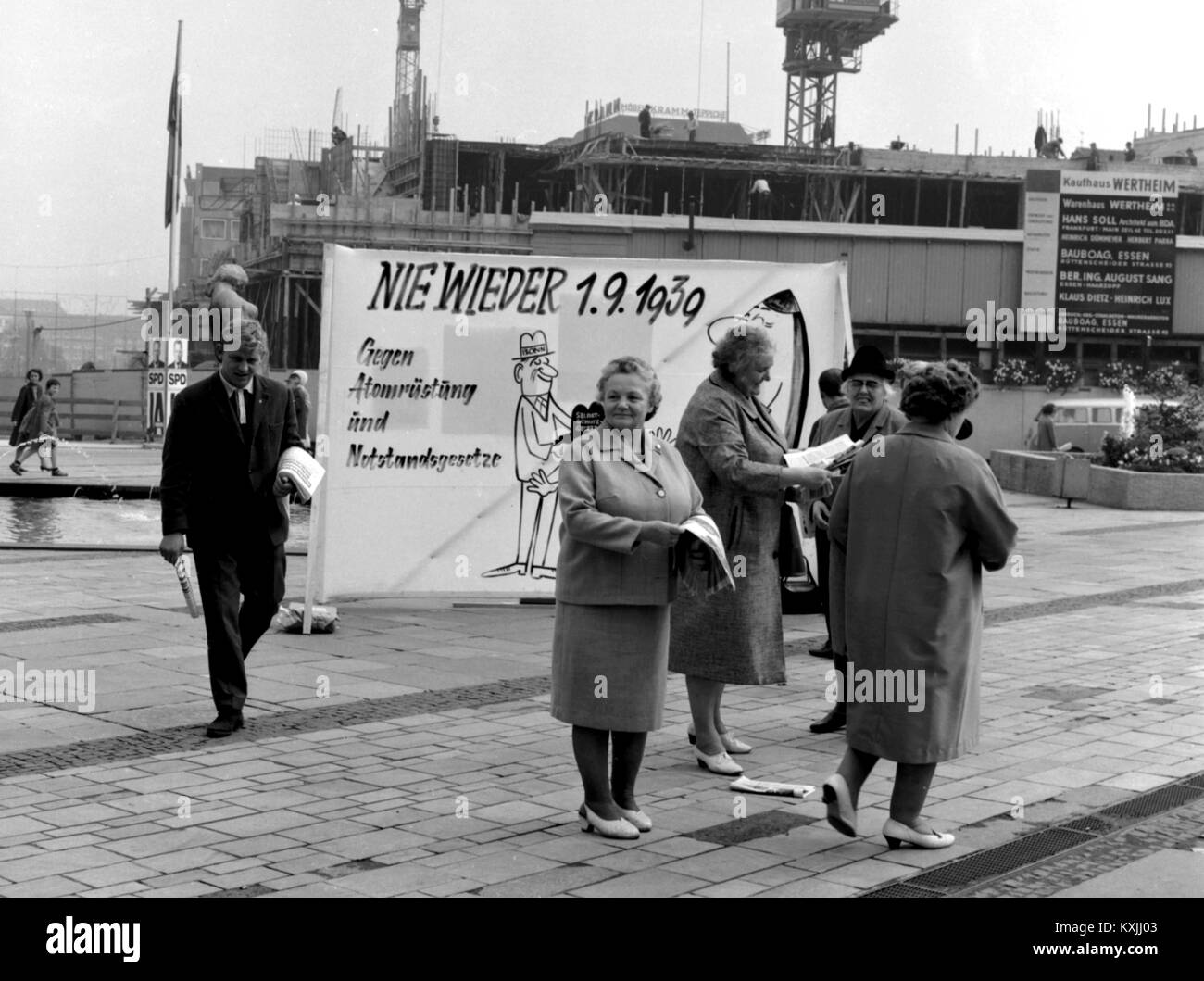 1965 war protest hi-res stock photography and images - Alamy