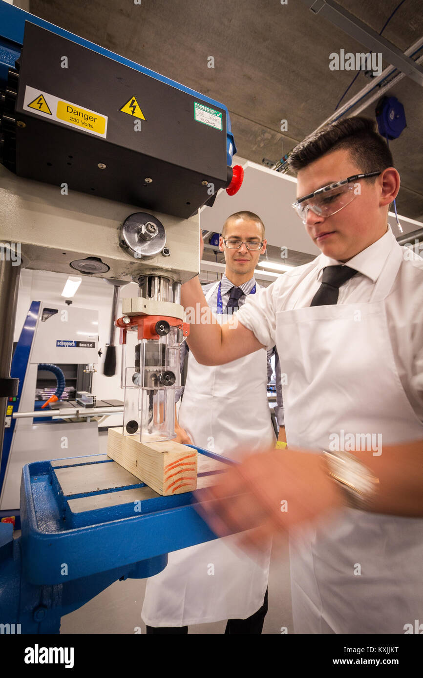 Technology class secondary school hi-res stock photography and images ...