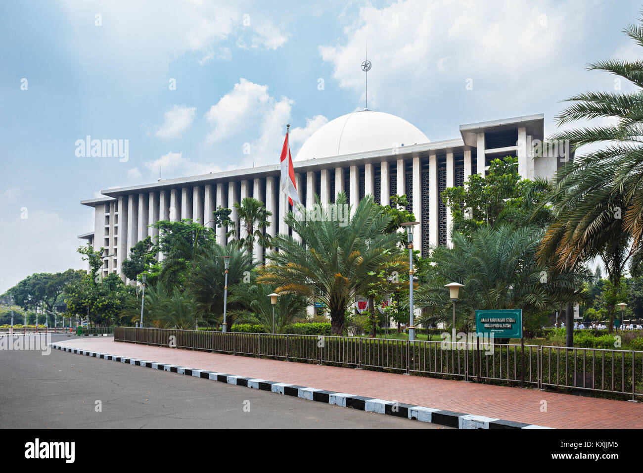 JAKARTA, INDONESIA - OCTOBER 19, 2014: Istiqlal Mosque in Jakarta ...