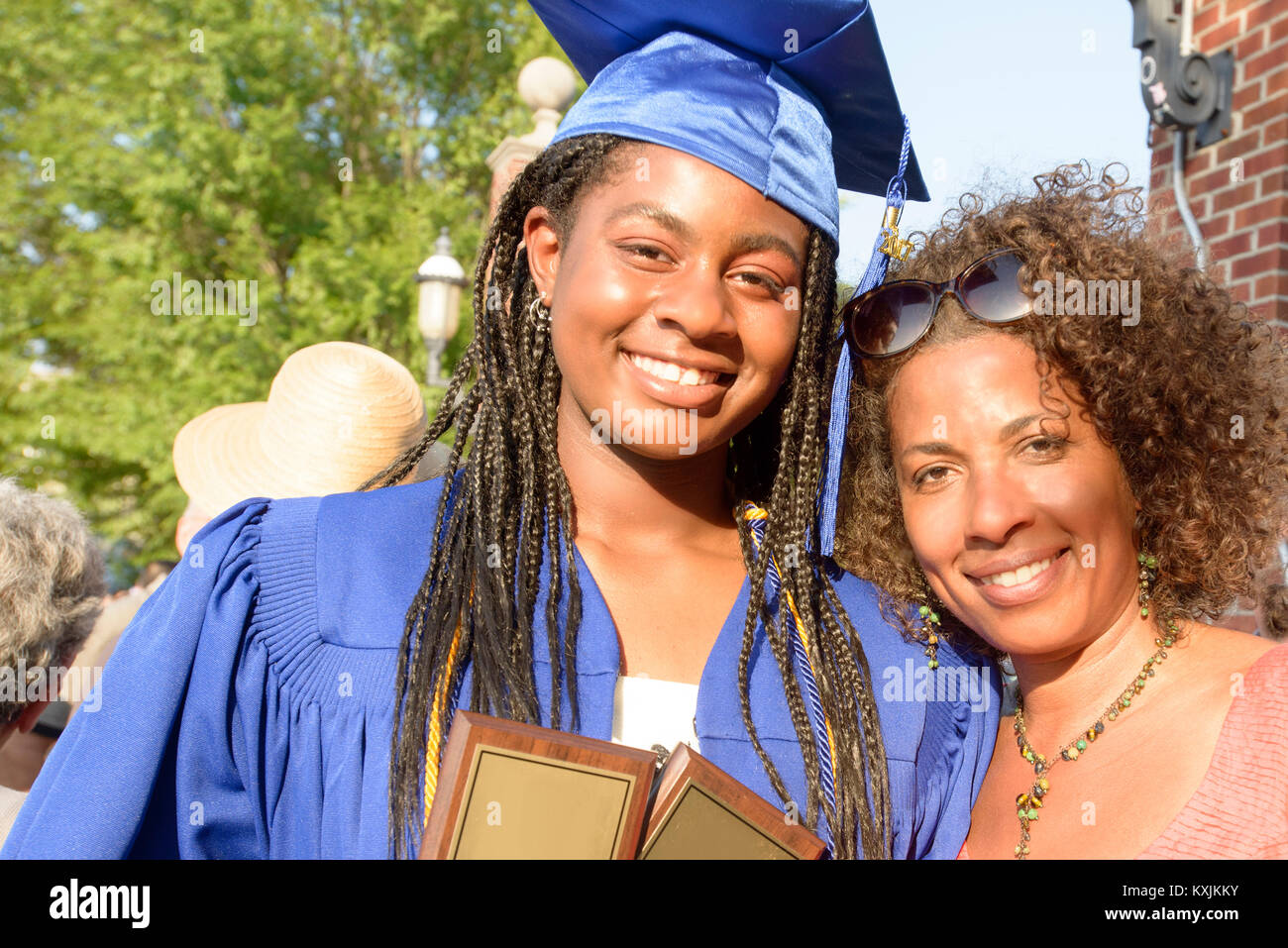 Teenage girl and mother at graduation ceremony Stock Photo - Alamy