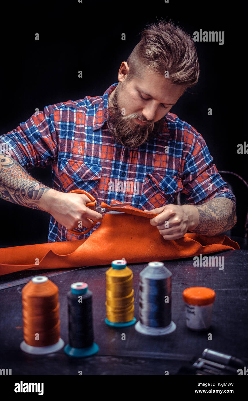 Leather Currier producing leather goods Stock Photo - Alamy