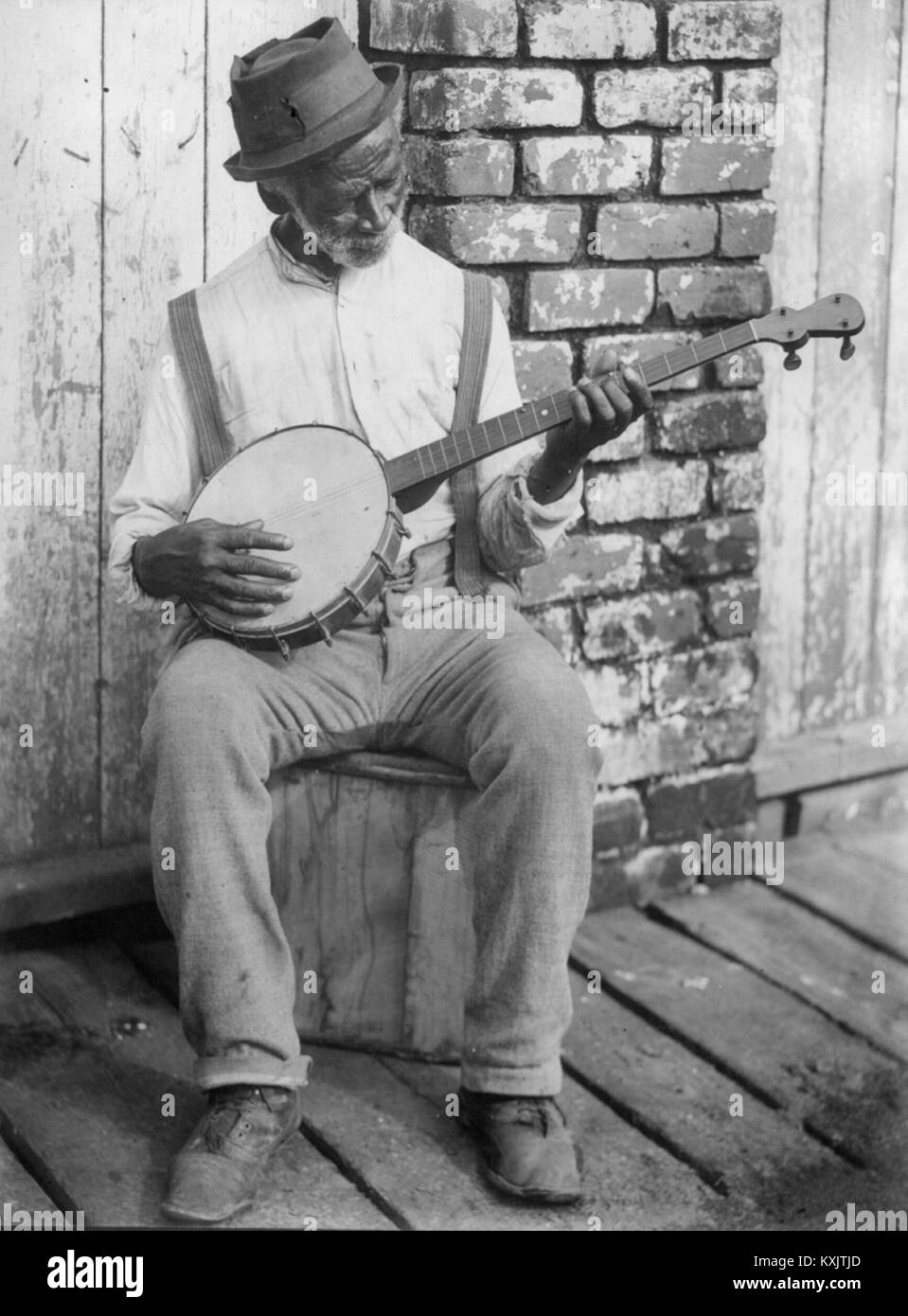 Man playing banjo hi-res stock photography and images - Alamy