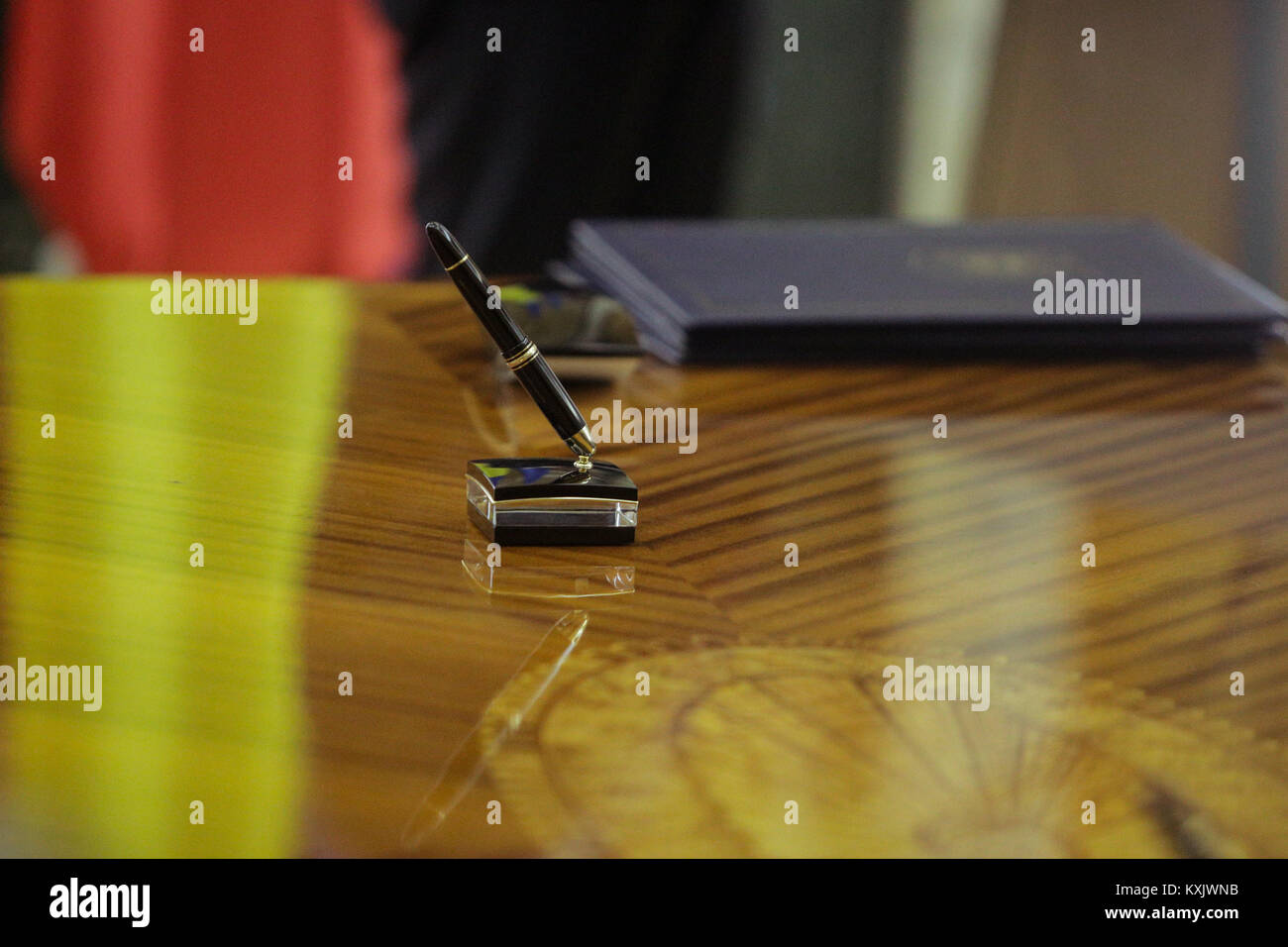 Sign pen hi-res stock photography and images - Alamy