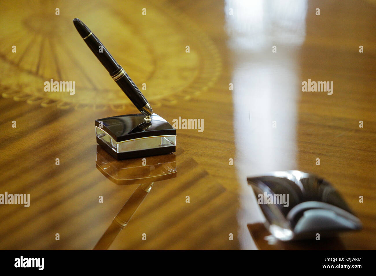 Expensive pen used to sign official contracts Stock Photo - Alamy