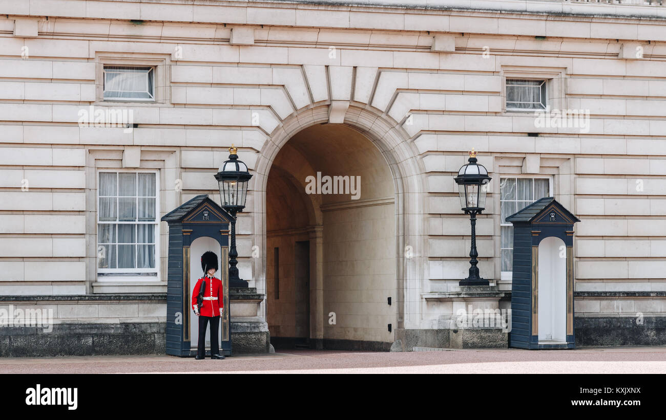 Queen red box buckingham palace hi-res stock photography and images - Alamy