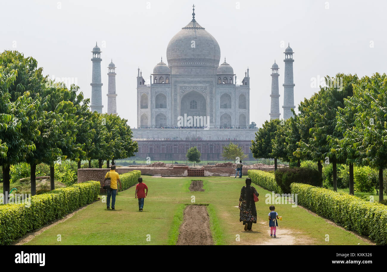 Indian family taj mahal world hi-res stock photography and images - Alamy