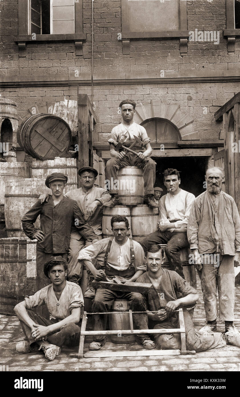 Barrel workers hi-res stock photography and images - Alamy