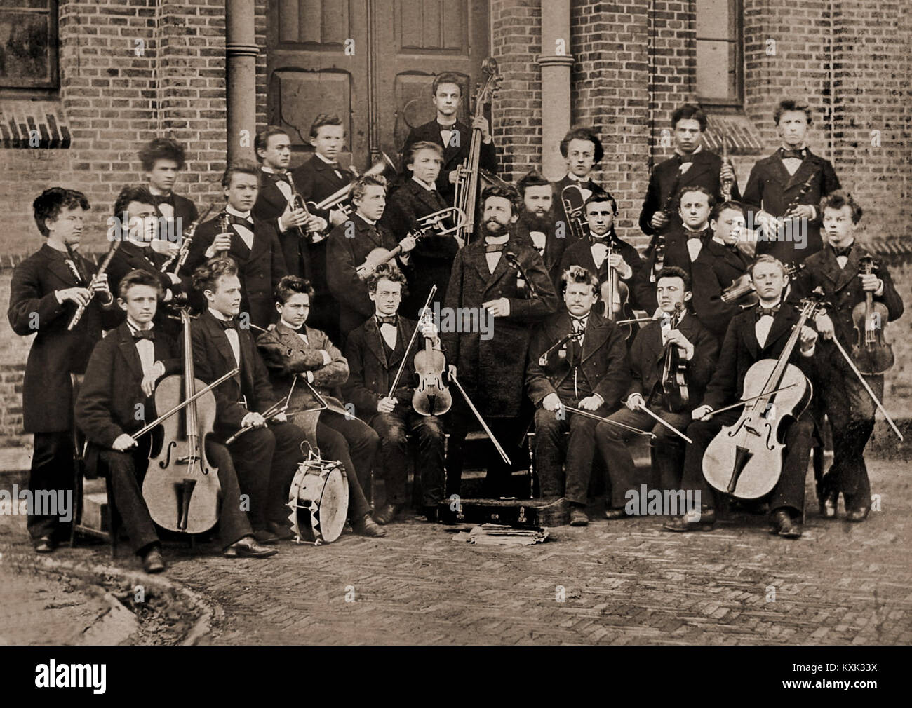 Violins orchestra hi-res stock photography and images - Alamy