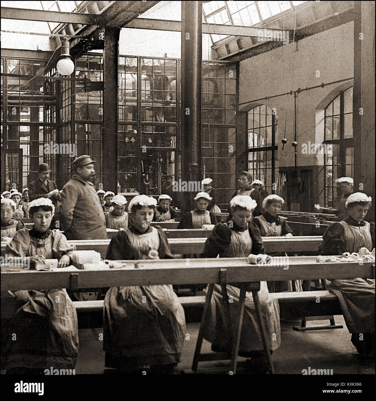 Factory girls hi-res stock photography and images - Alamy