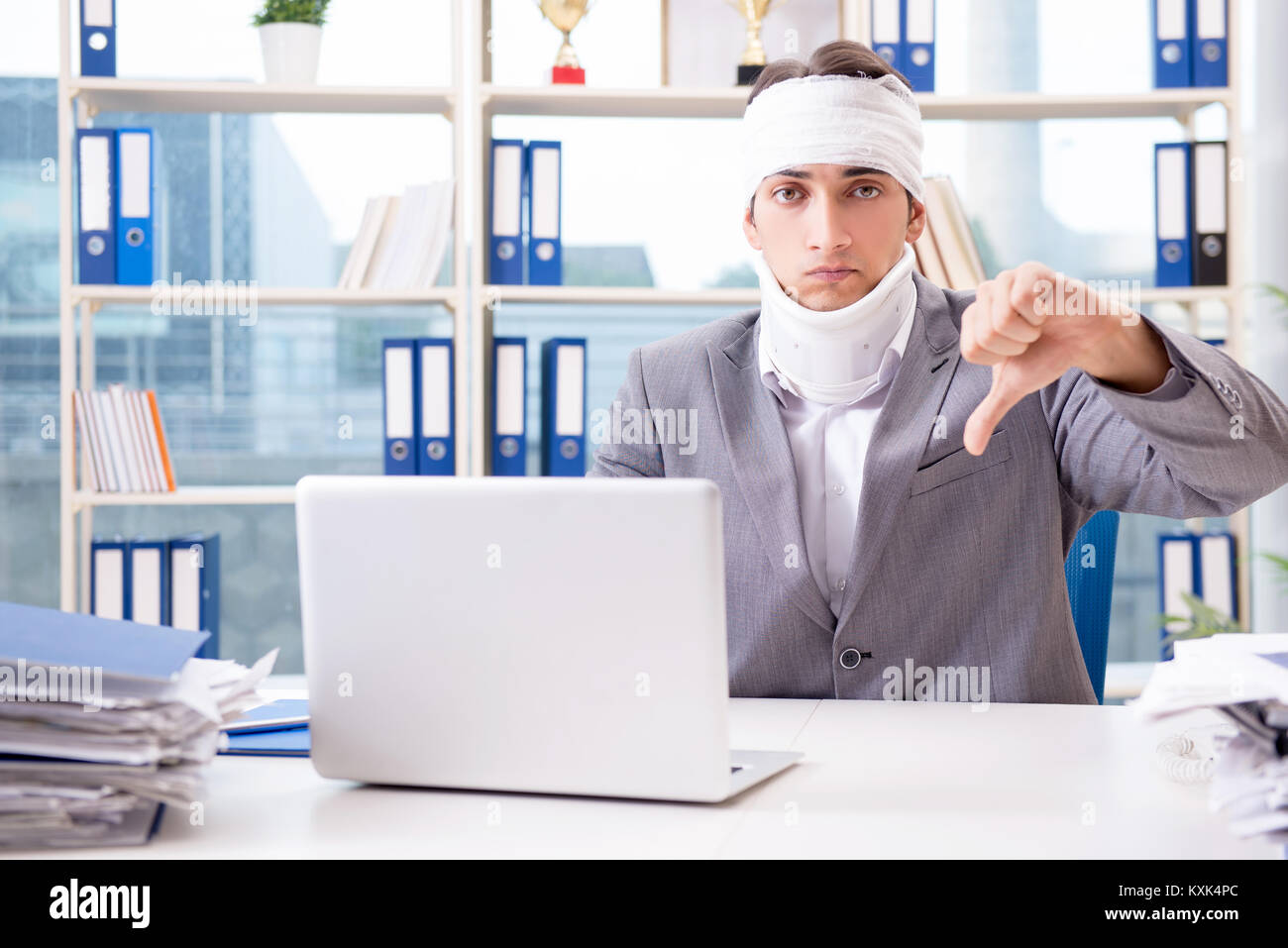 Injured businessman working in the office Stock Photo - Alamy