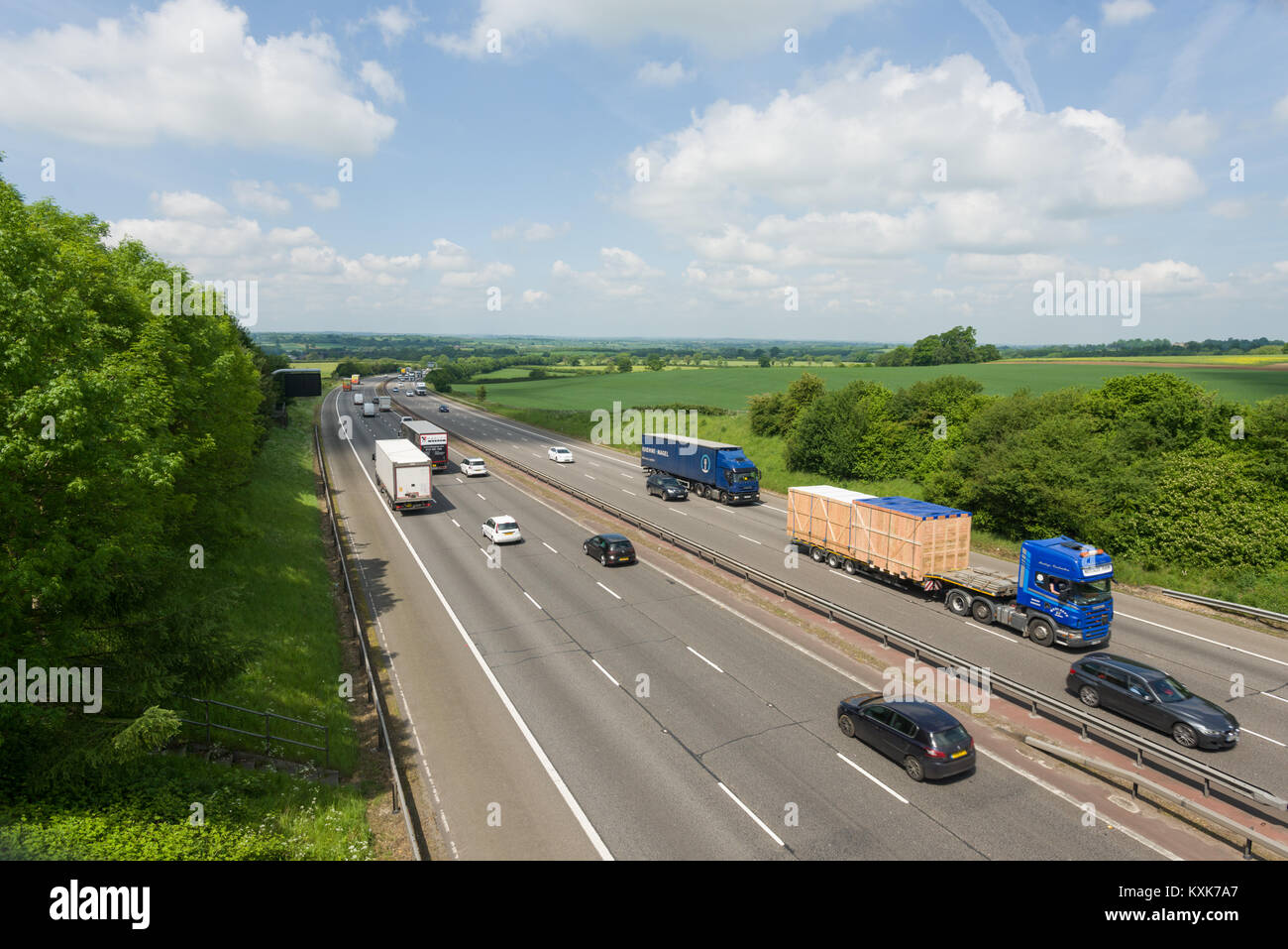 An elevated view over the M40 motorway, Fritwell, near Bicester ...