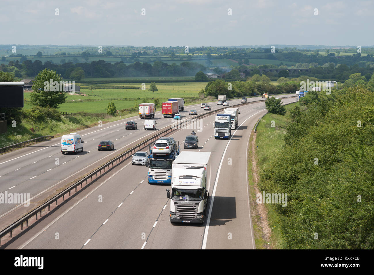 An elevated view over the M40 motorway, Fritwell, near Bicester ...