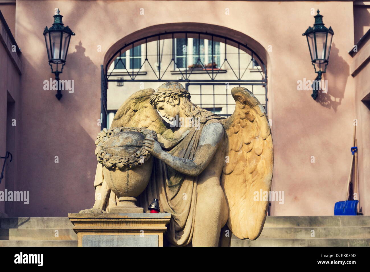 Statue angel wings on cemetery hi-res stock photography and images - Alamy