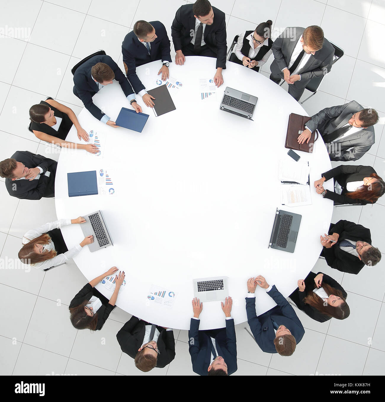 Boardroom women round table hi-res stock photography and images - Alamy