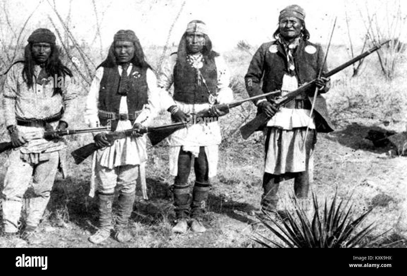 Apache chieff Geronimo (right) and his warriors in 1886 Stock Photo - Alamy