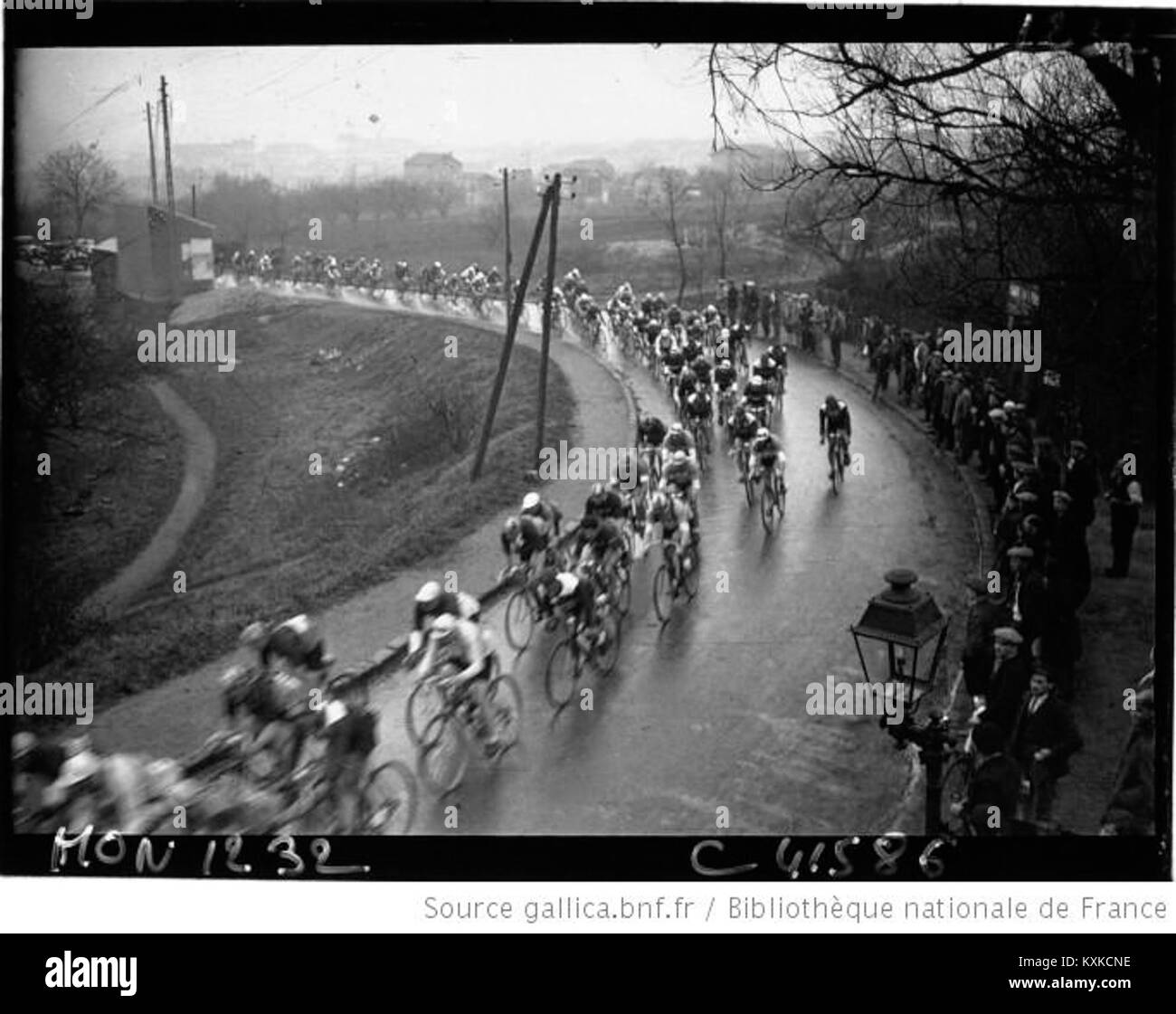 This image shows the start of the Paris-Roubaix cycling race in ...