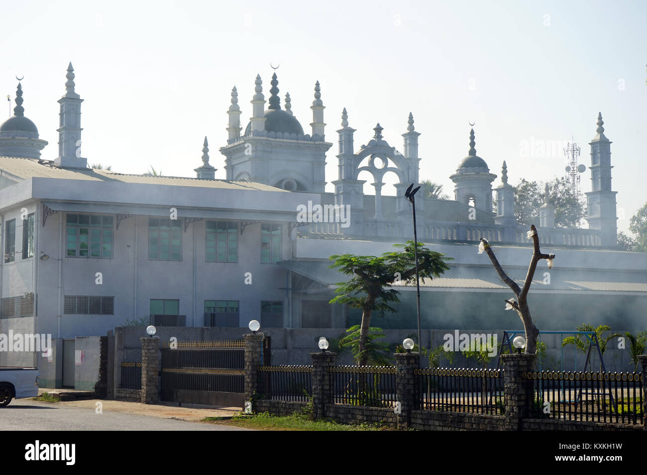 Mawlamyine street hi-res stock photography and images - Alamy