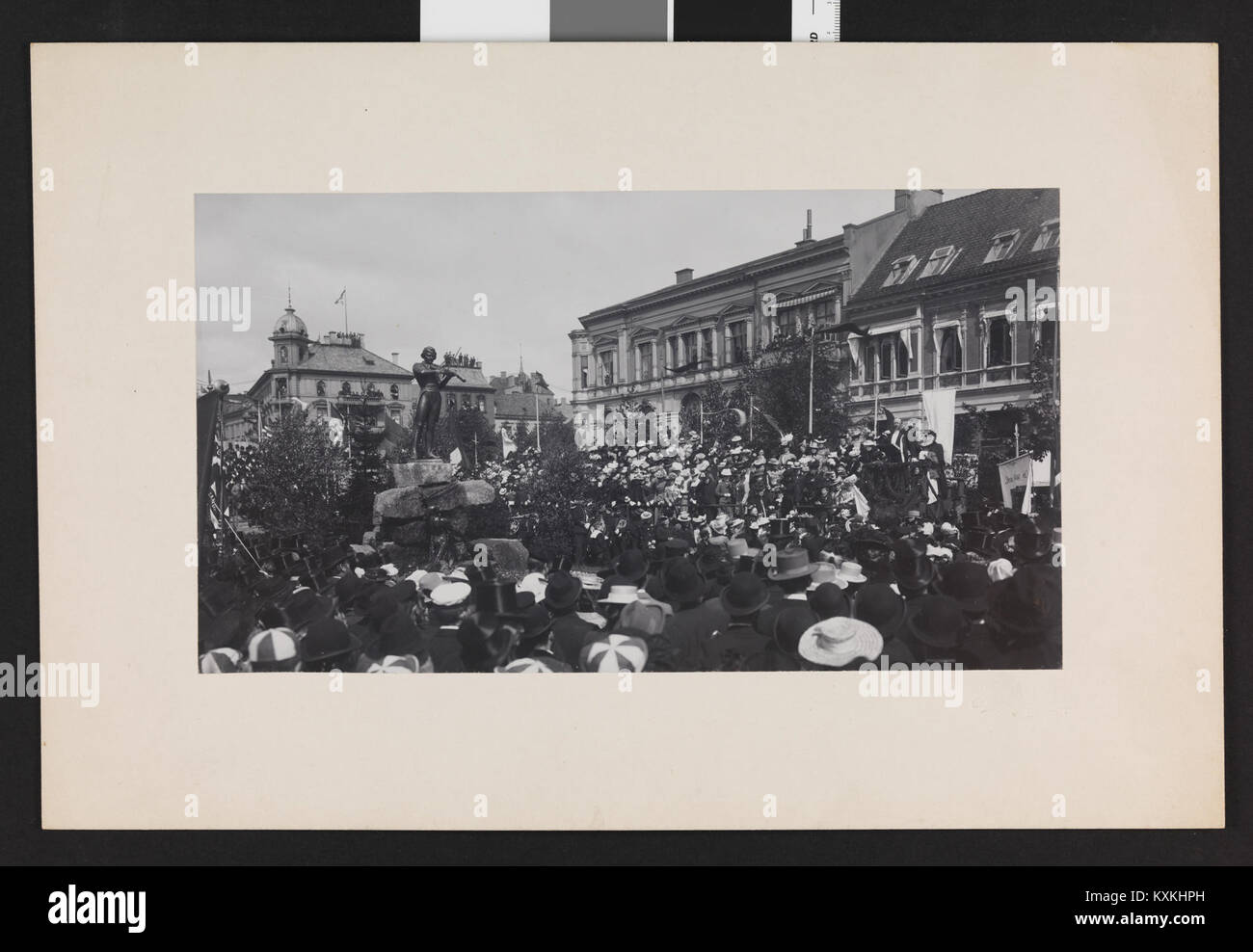 Avdukinger menneskemengder minnesmerker statuer reportasjefotografi hi ...