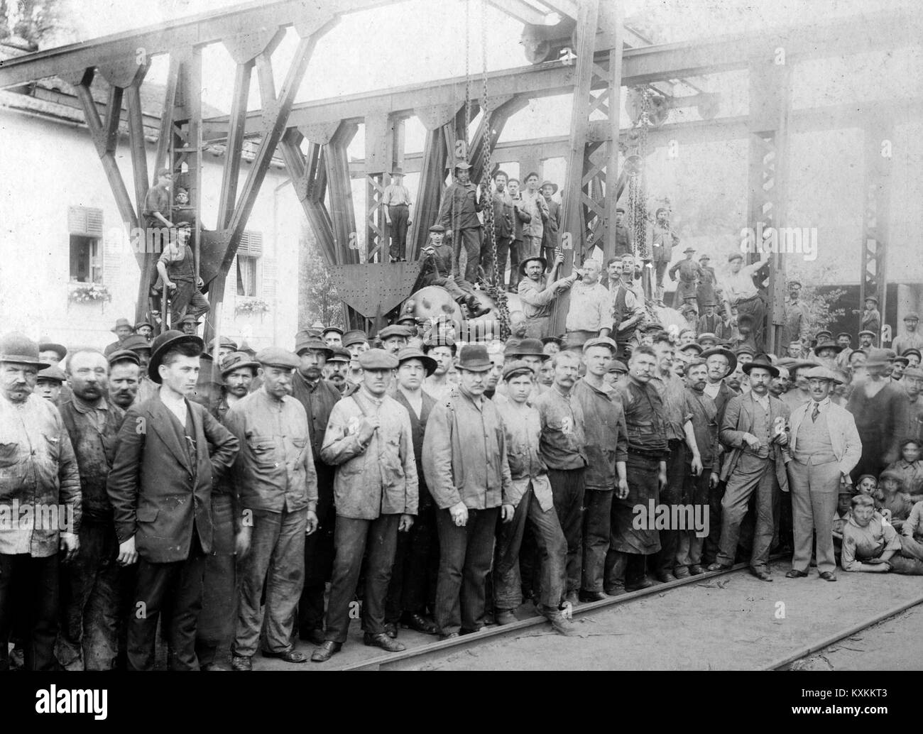 This photograph shows workers at the Ganz & Társa shipyard in 1902 ...