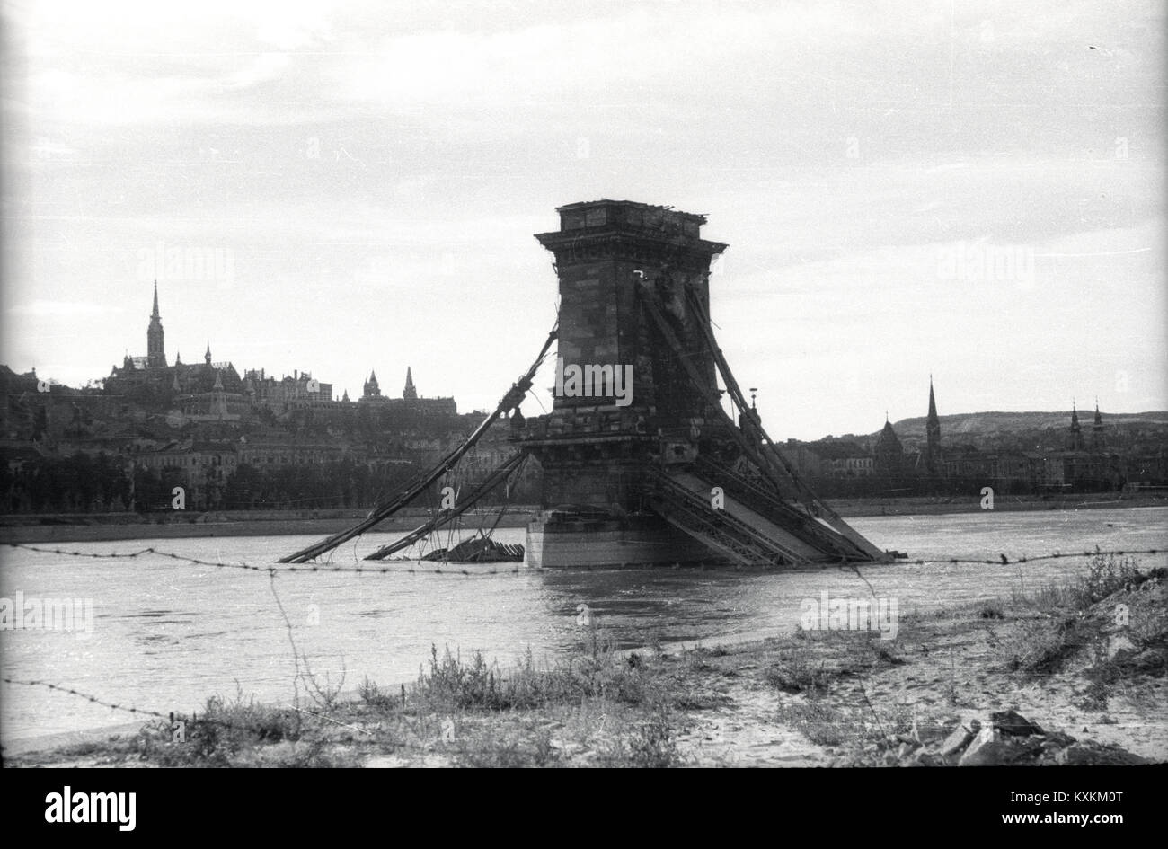 Chain bridge budapest destroyed hi-res stock photography and images - Alamy