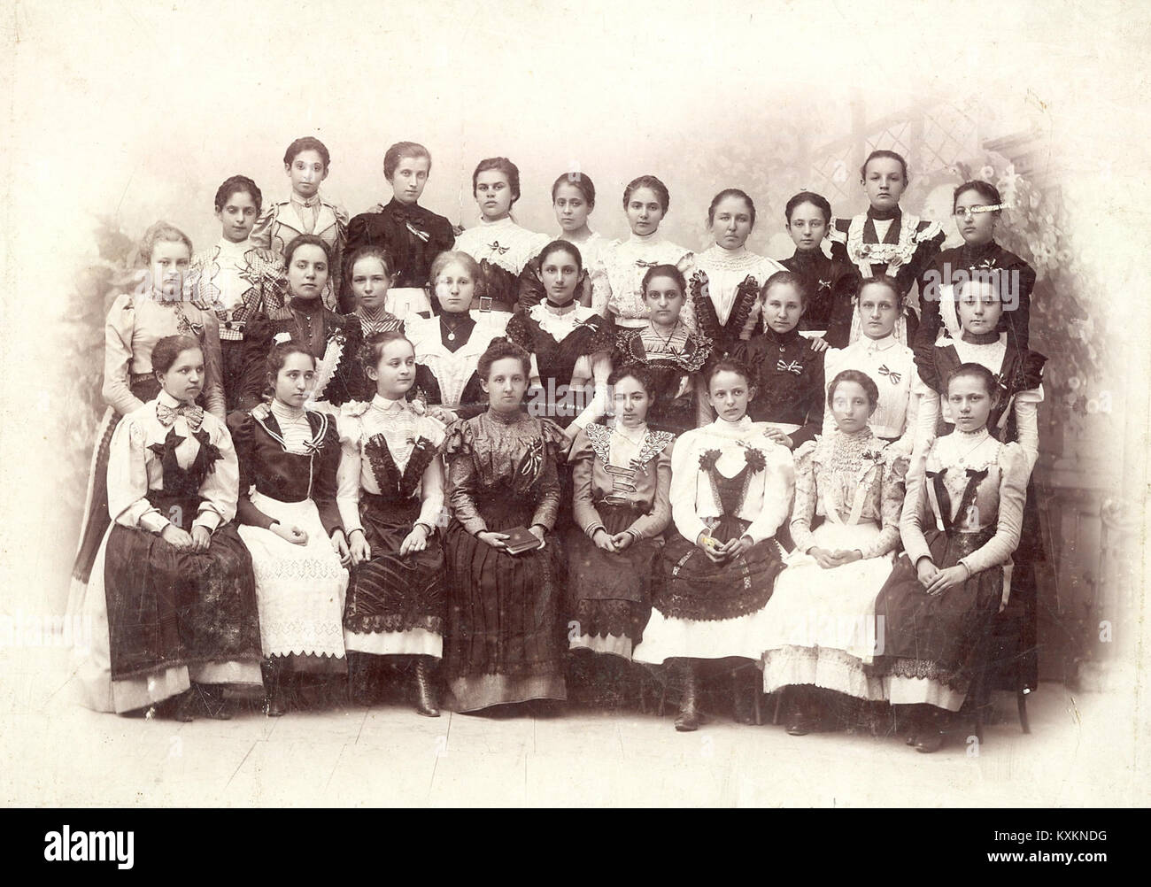 4th grade girls hi-res stock photography and images - Alamy