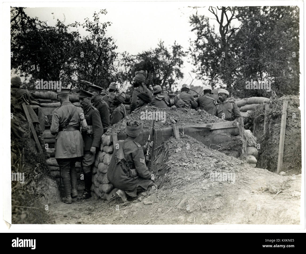 British colonial soldiers machine gun hi-res stock photography and ...