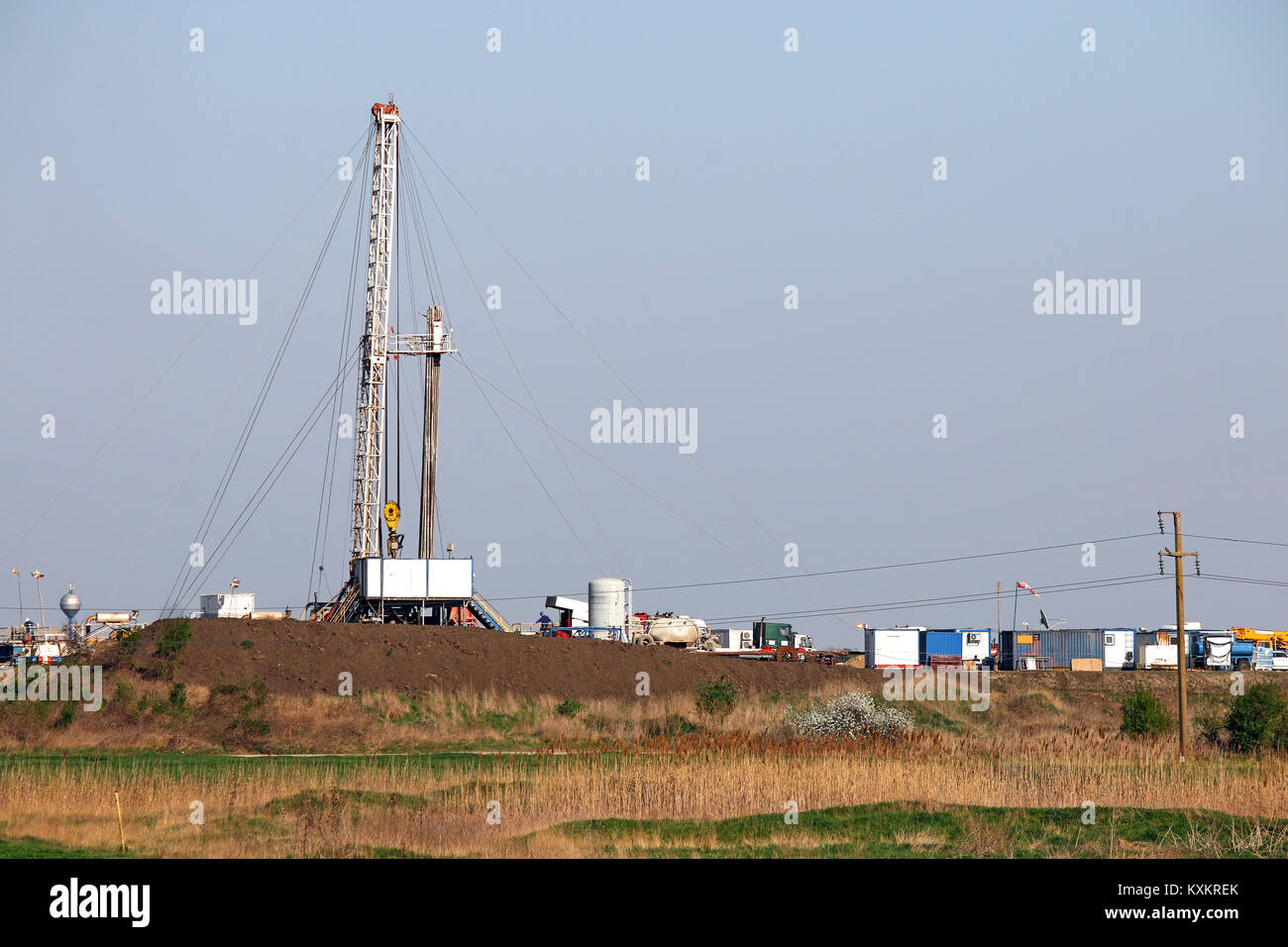 On land oil rig hi-res stock photography and images - Alamy