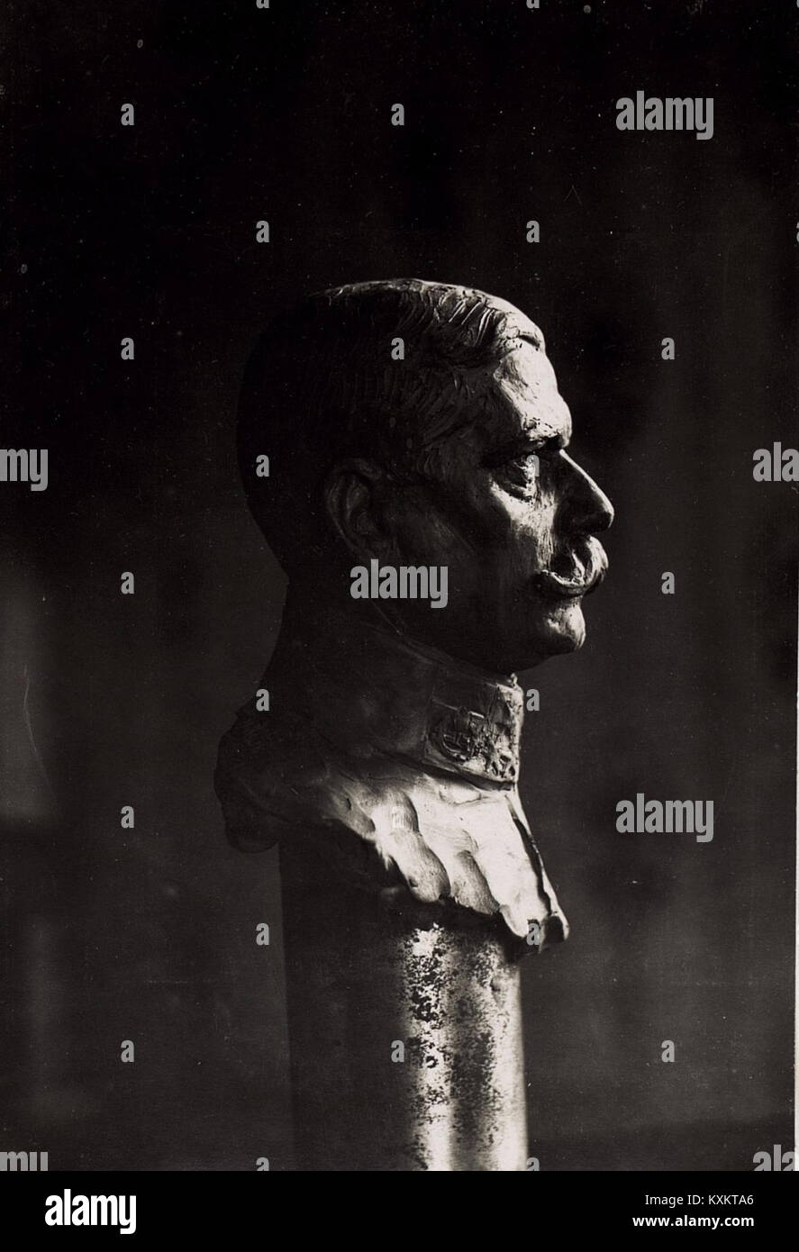 Sculpture and command hi-res stock photography and images - Alamy