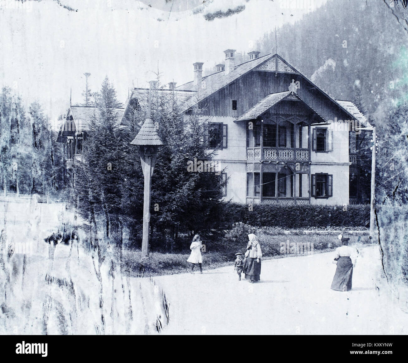 The historical photograph shows the Vaskapu Villa in the former ...