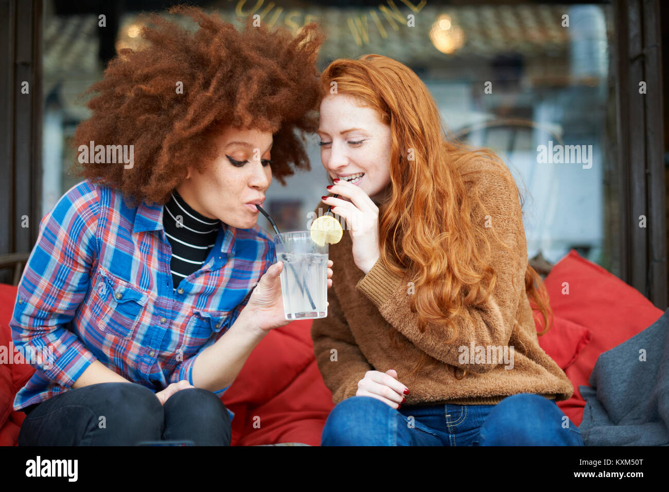 Friends sharing drink through drinking straws Stock Photo - Alamy