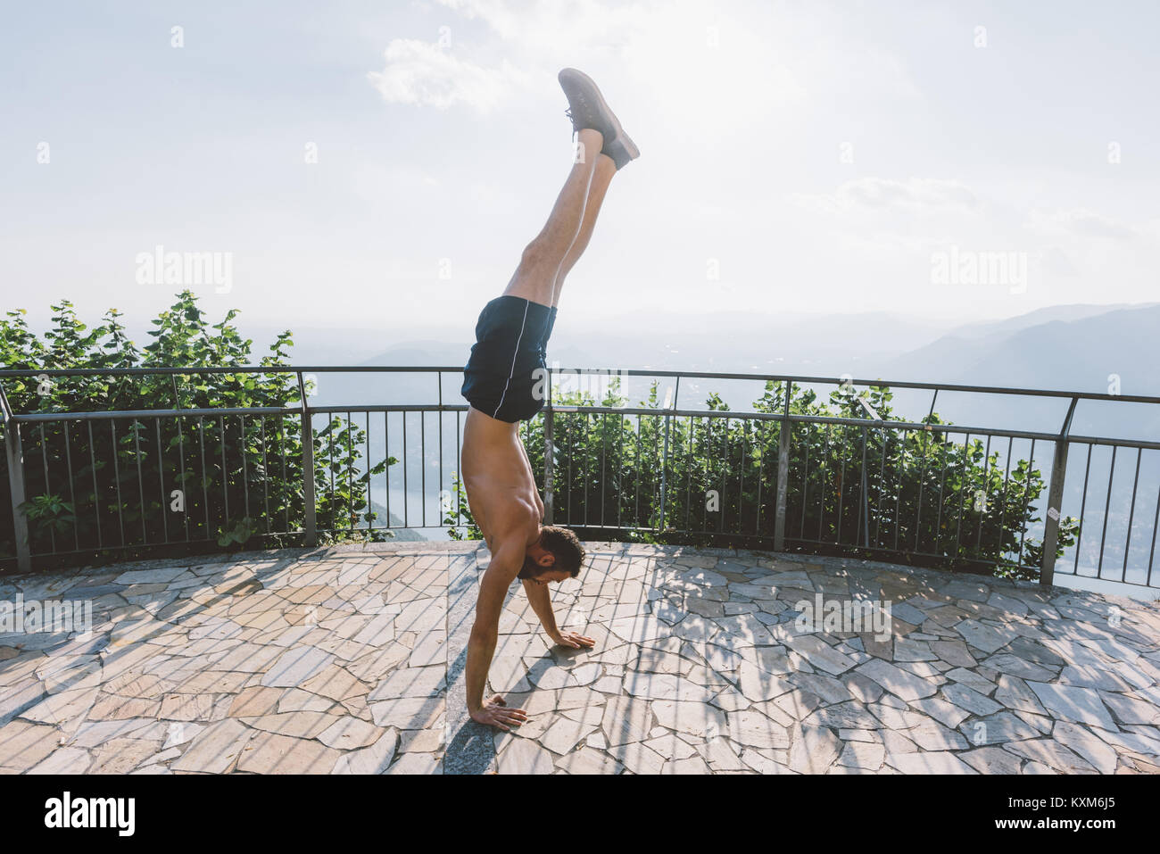 Man handstand hi-res stock photography and images - Alamy