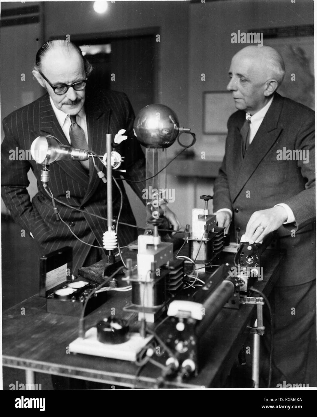 Physics department Black and White Stock Photos & Images - Alamy