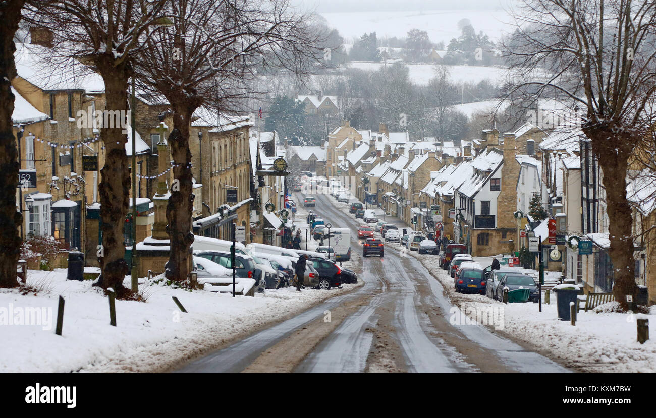 Snow arrives in England, covering the M25 motorway and the A roads in ...