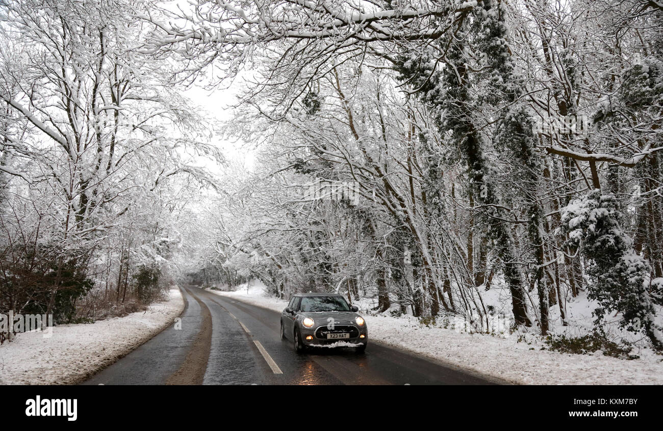 Snow arrives in England, covering the M25 motorway and the A roads in ...