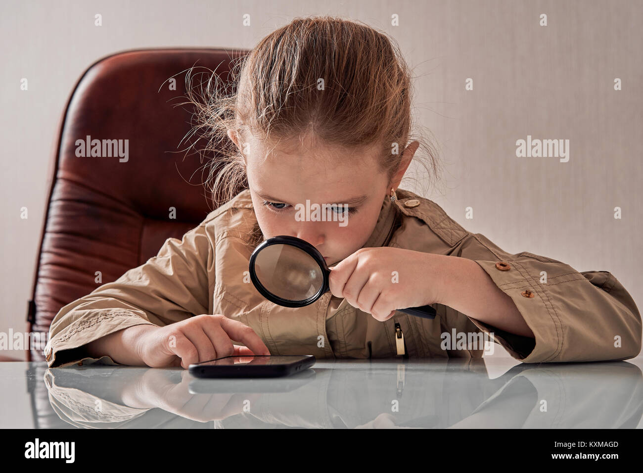 girl detective with magnifying glass and phone Stock Photo - Alamy