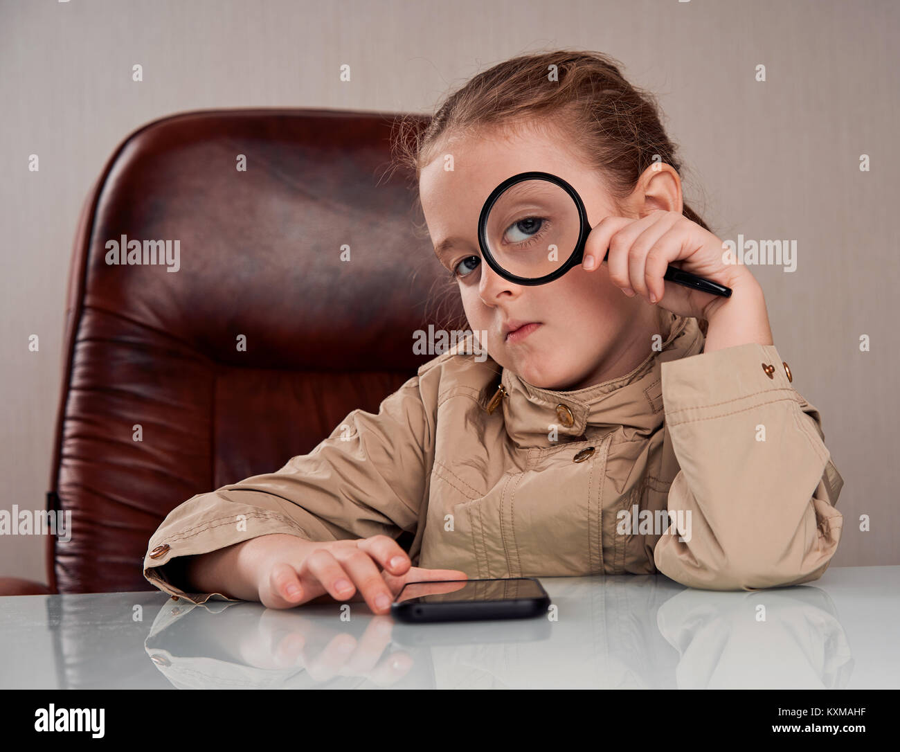 girl detective with magnifying glass and phone Stock Photo - Alamy
