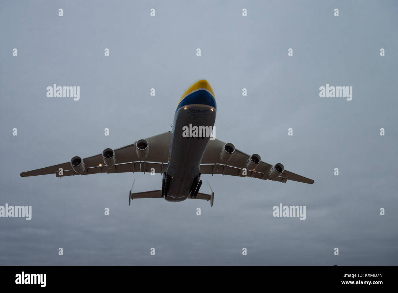 Heavy cargo plane hi-res stock photography and images - Alamy