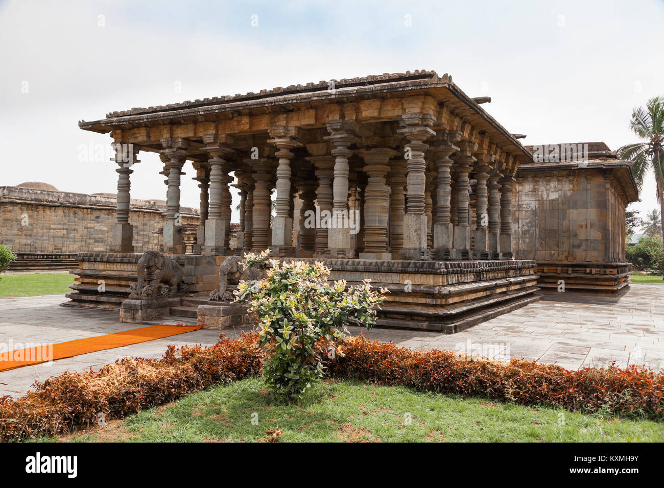 Halebid jain temple hi-res stock photography and images - Alamy