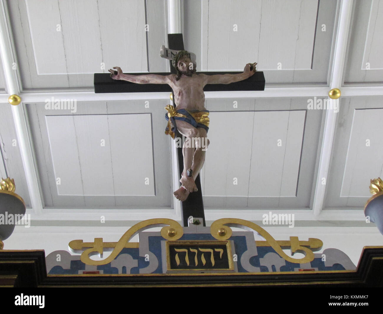 Bockau - Kirche - Kruzifix über dem Altar Stock Photo - Alamy
