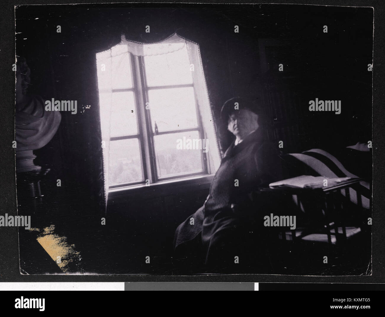 Sittende pa en stol hi-res stock photography and images - Alamy