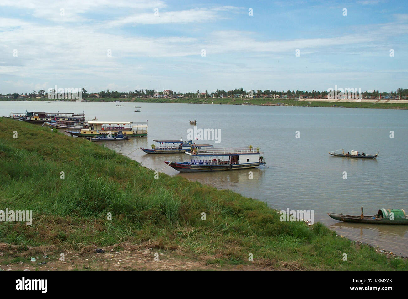 Boats on Tonlé Sap river Stock Photo - Alamy