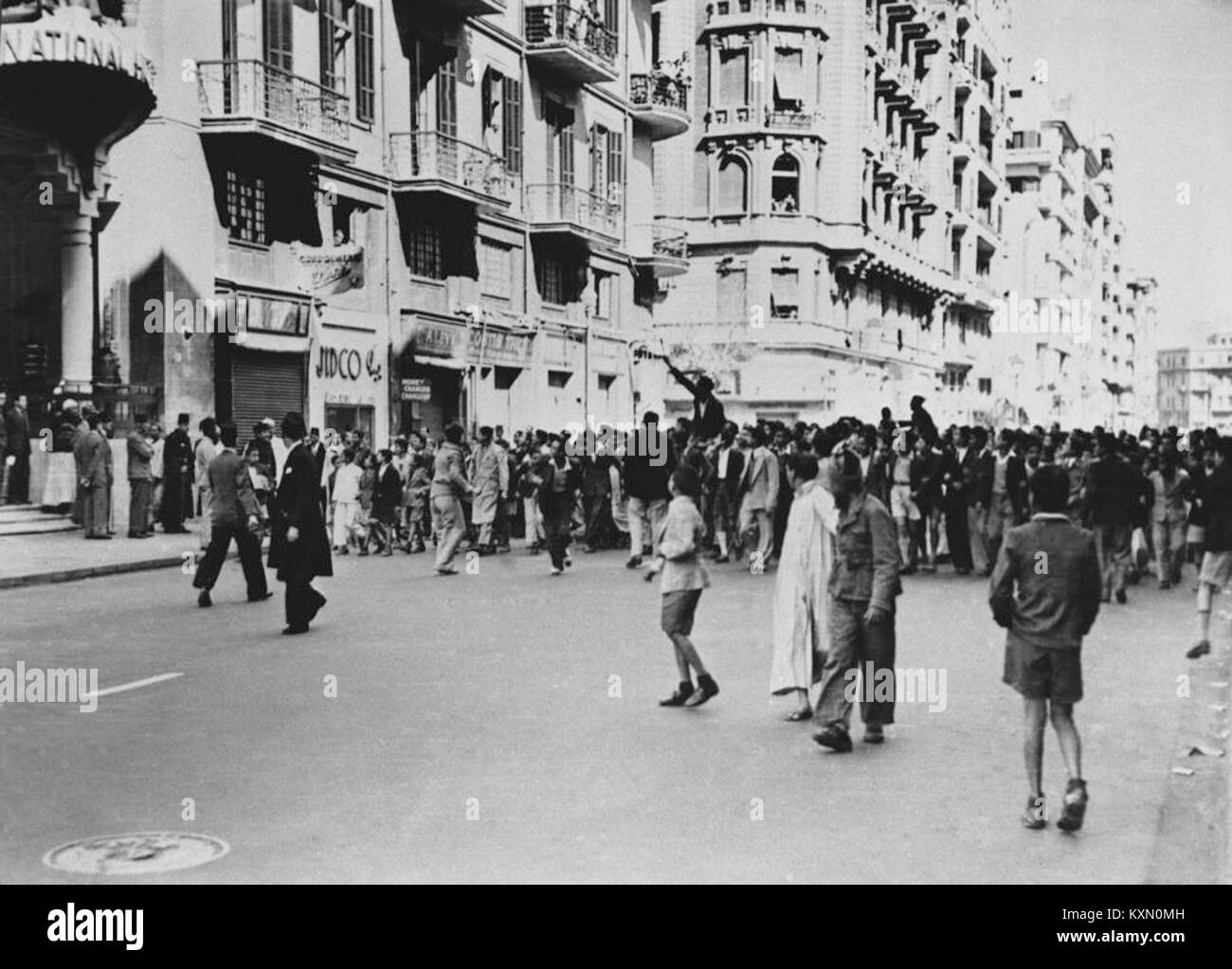 A crowd marches towards Shepherd Hotel in Cairo Stock Photo - Alamy