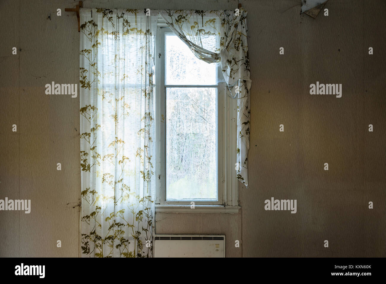Empty room window curtain hi-res stock photography and images - Alamy