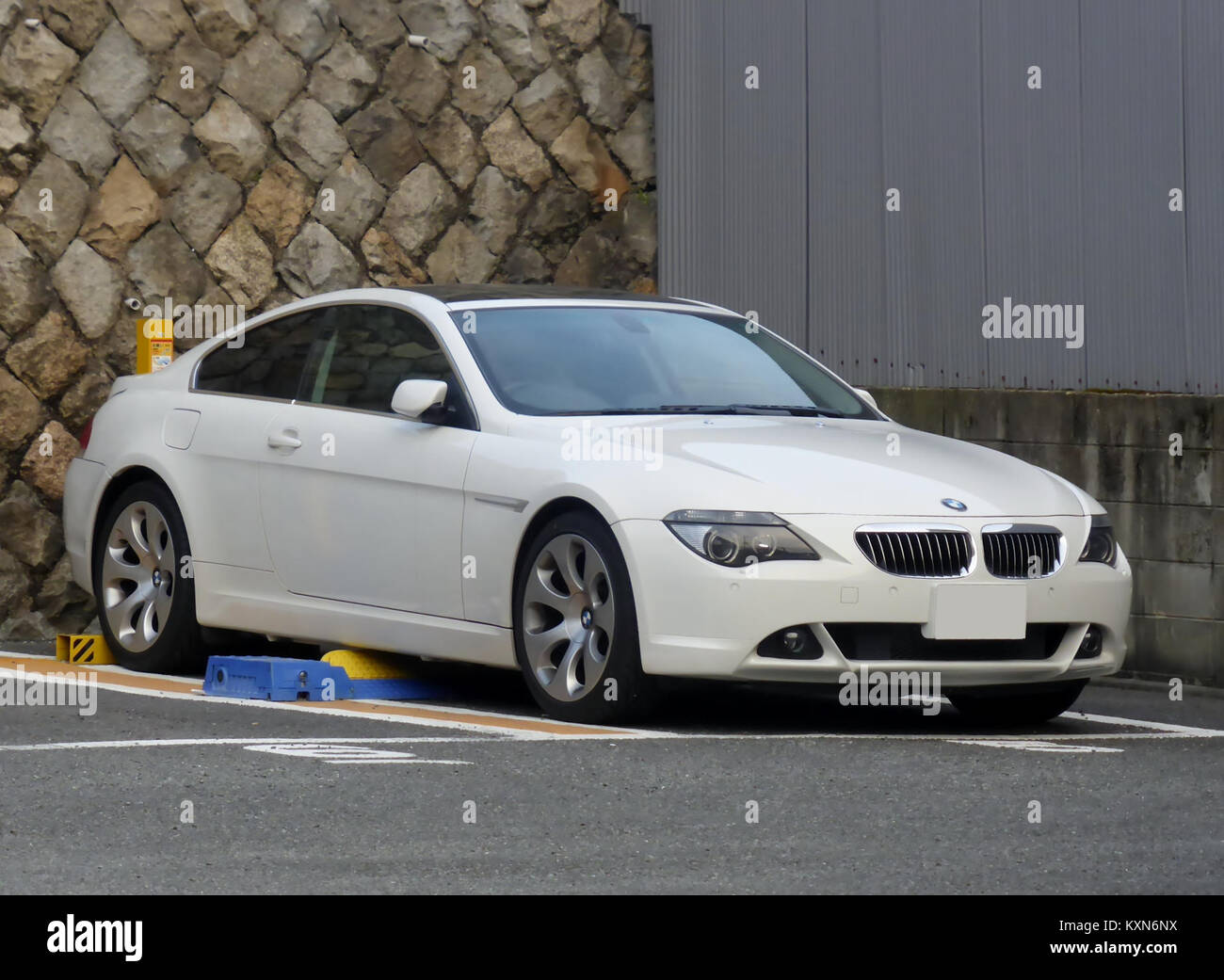 The BMW 650i Coupé (E63) features a dynamic and elegant design with a ...