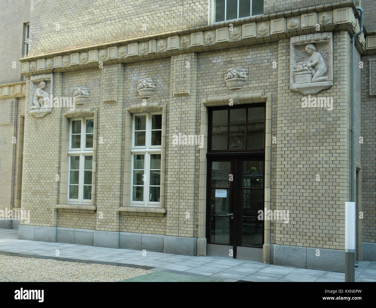 The AOK Administrative Building in Dresden features a courtyard in ...