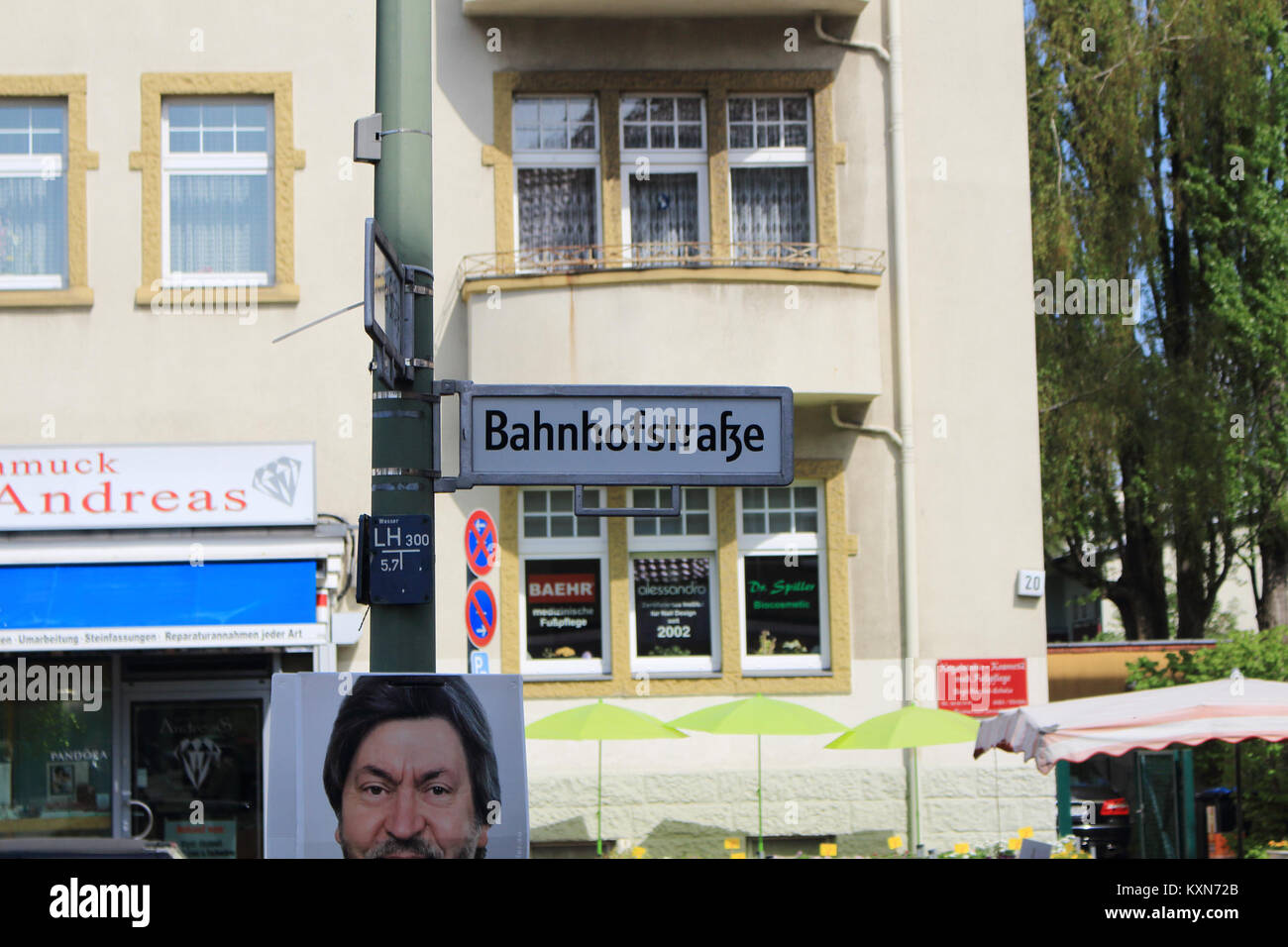 Bahnhofstraße Straßenschild 1 Stock Photo - Alamy